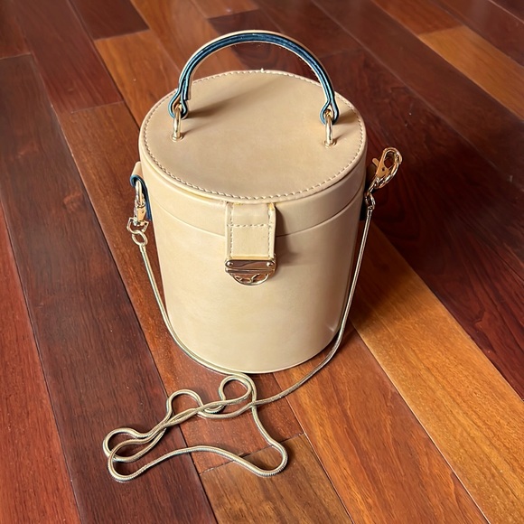 Zara | Bags | Zara Round Shoulder Bucket Bag Tan With Gold Hardware ...